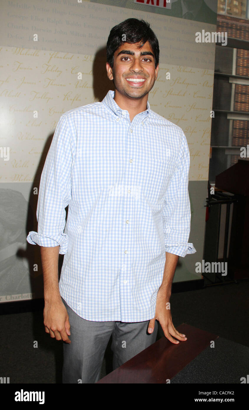 Jun. 08, 2010 - New York, New York, U.S. - Former 'American Idol ...