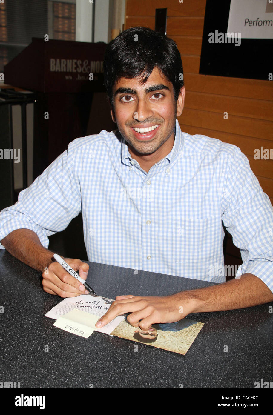 Jun. 08, 2010 - New York, New York, U.S. - Former 'American Idol ...