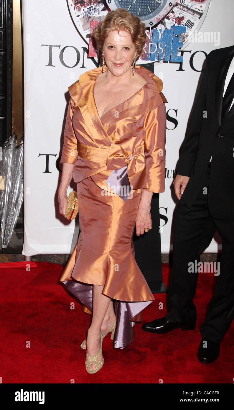 Linda lavin hi-res stock photography and images - Alamy