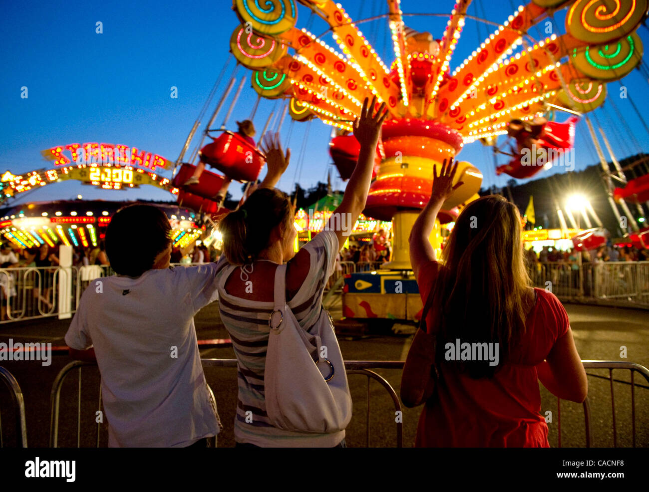 Aug. 06, 2010 - Roseburg, Oregon, U.S - Parents wave to children on a ...