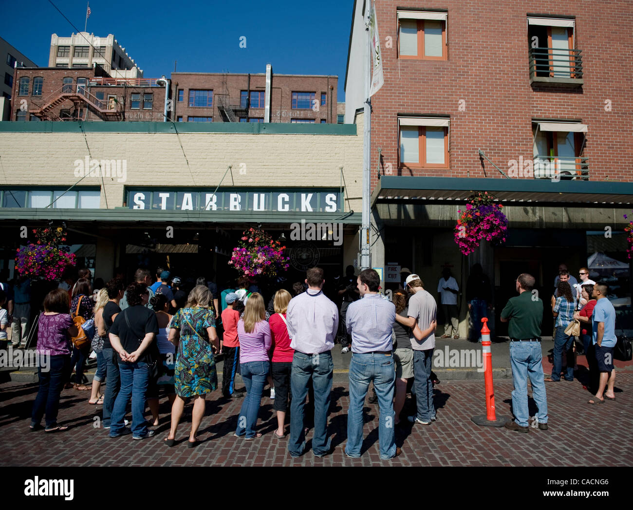 Aug. 11, 2010 - Seattle, Washington, U.S - Tourists cluster in front of ...