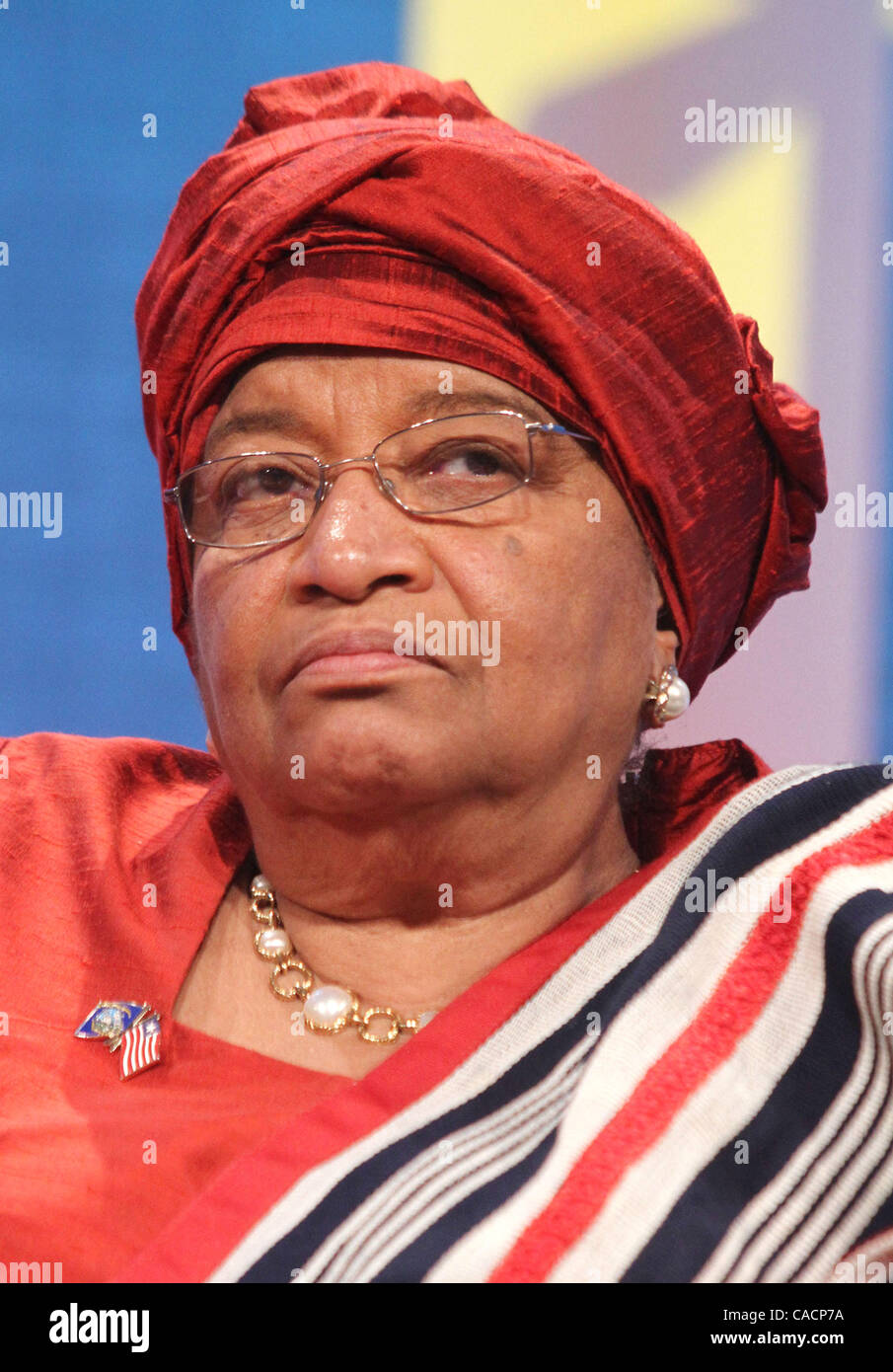 Ellen Johnson Sirleaf Stringe La Mano