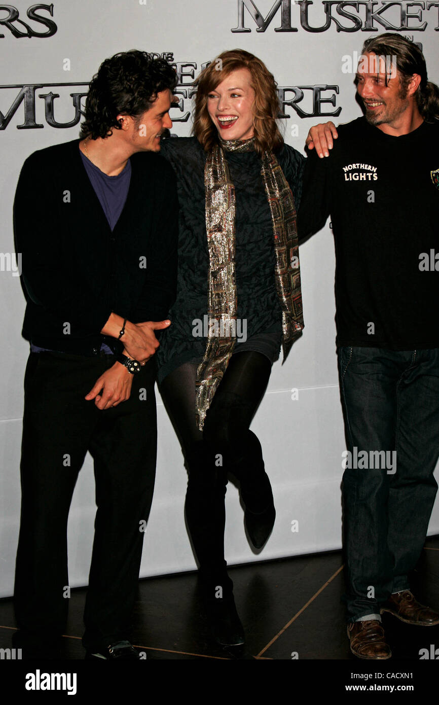 Aug. 20, 2010 - Hollywood, California, U.S. - ORLANDO BLOOM, MILLA ...