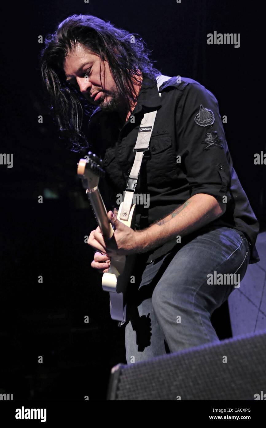 Aug 24, 2010 - Columbus, Ohio, U.S. - Guitarist JIM ROOT of Stone Sour ...