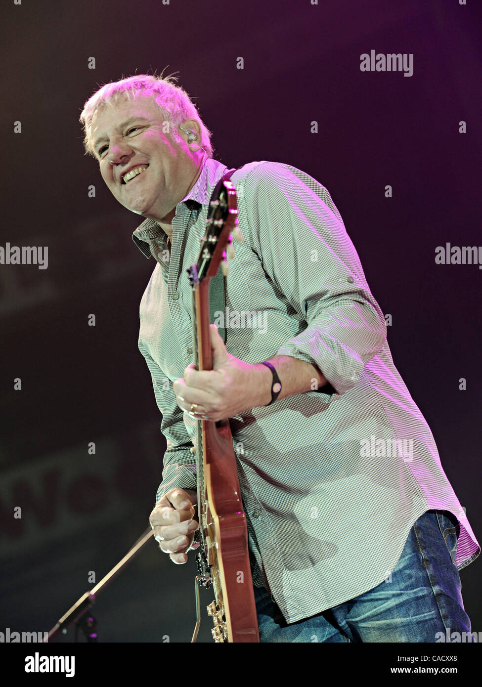 Aug 29, 2010 - Columbus, Ohio, U.S. - Guitarist ALEX LIFESON of Rush ...