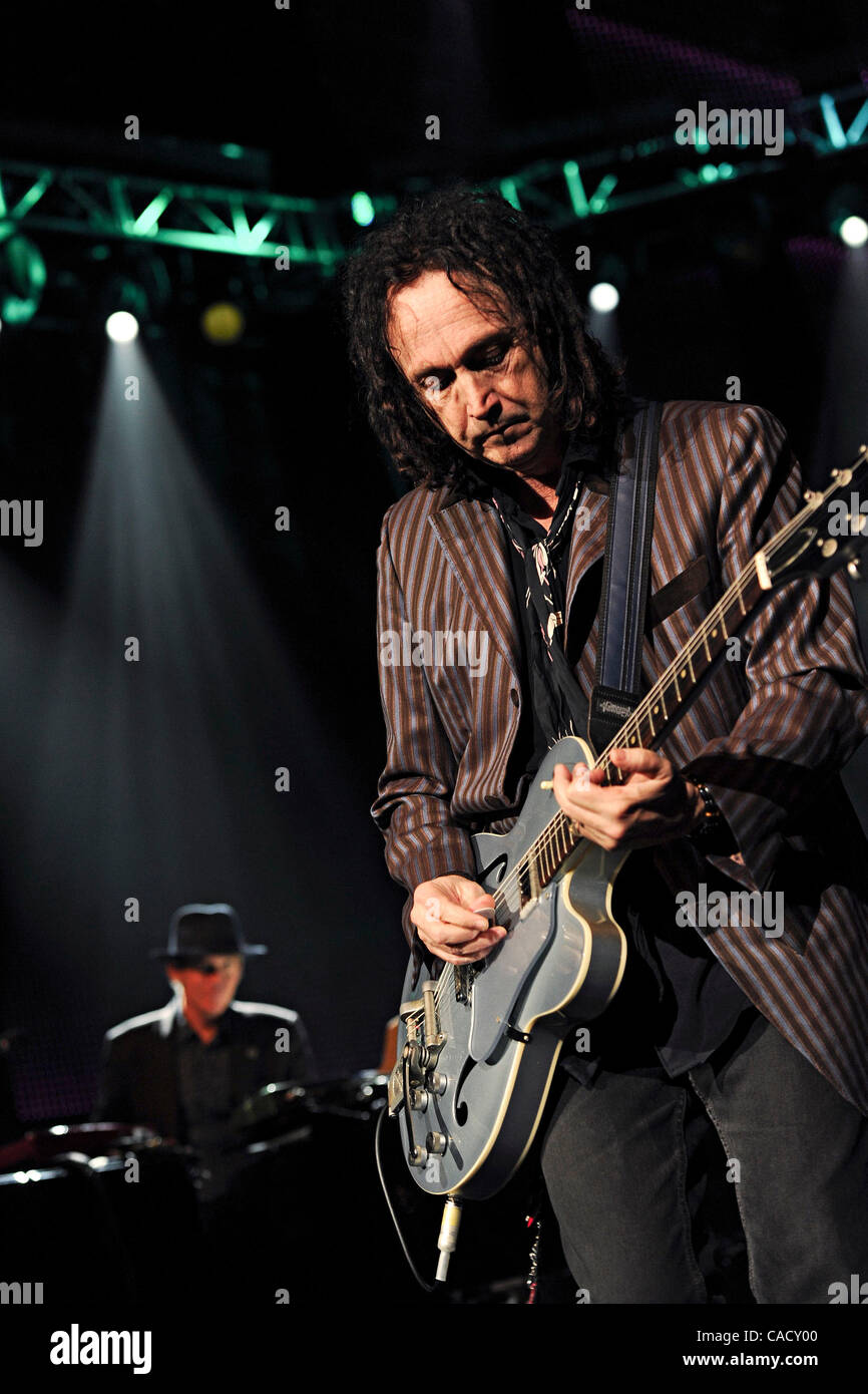 Aug 31, 2010 - Cleveland, Ohio, U.S. - MIKE CAMPBELL of Tom Petty and ...