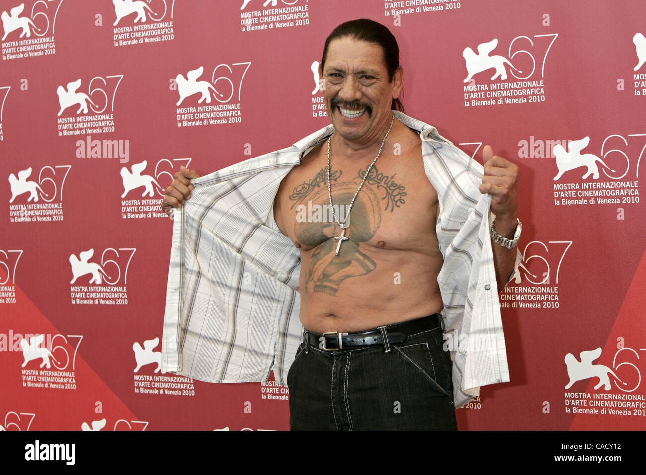 Danny trejo machete 2010 hi-res stock photography and images - Alamy