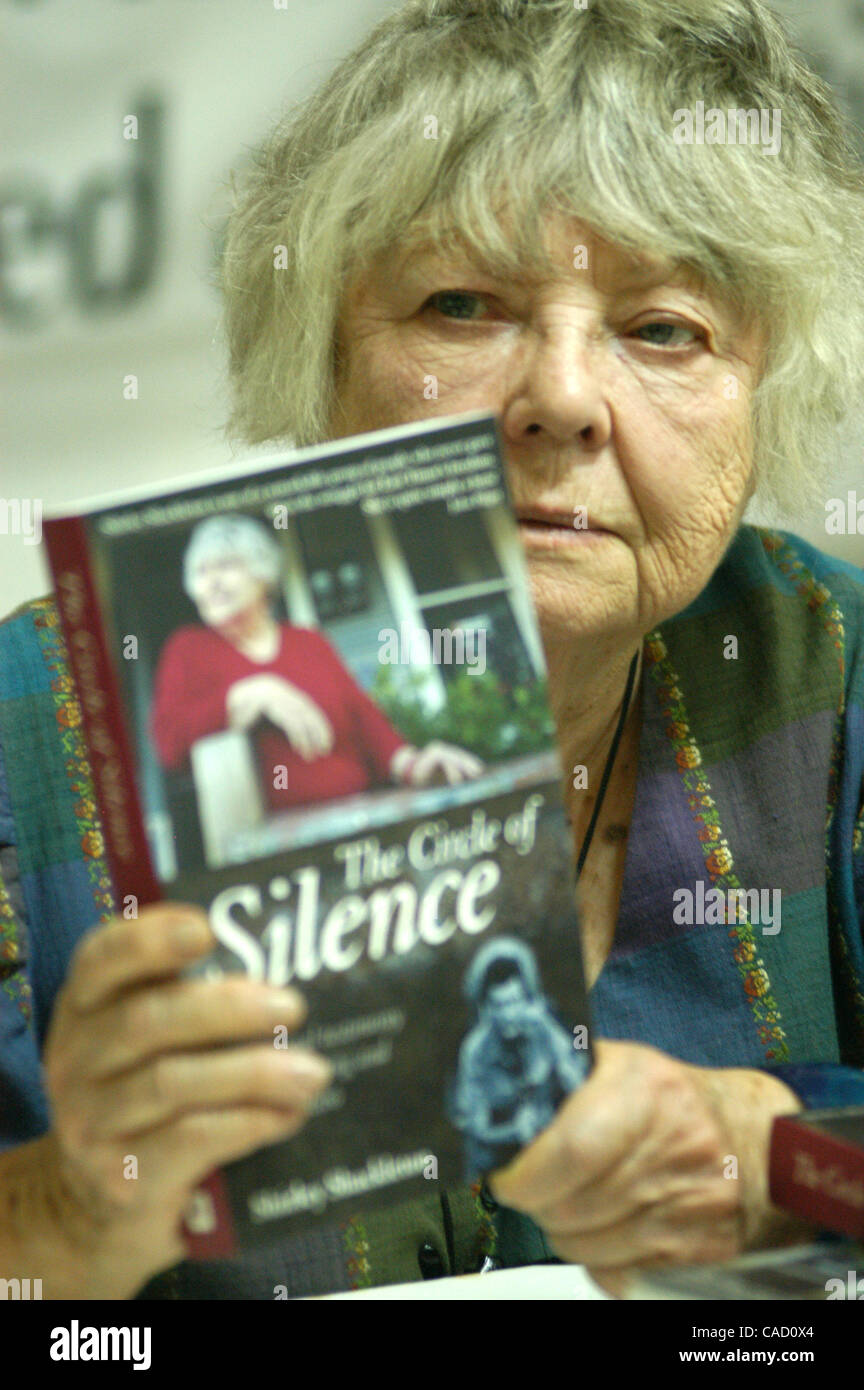 Shirley Shackleton of Australia, and wife of late journalist Greg ...