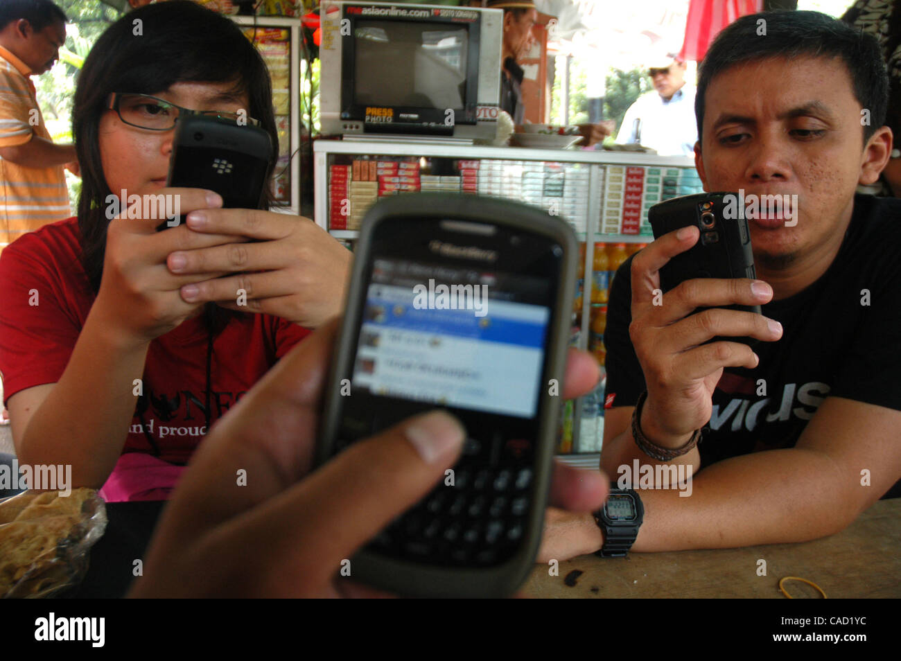 Blackberry's User chat with their blackberry at Cafe Vendor In Jakarta ...