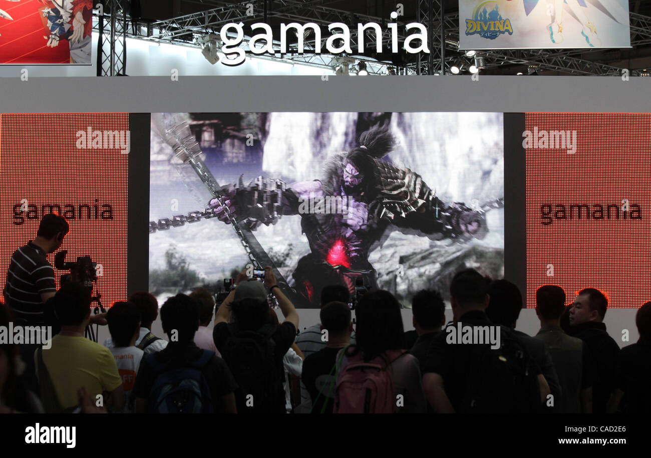 Sep 16, 2010 - Chiba, Japan - Visitors crowd in front of the gamania ...
