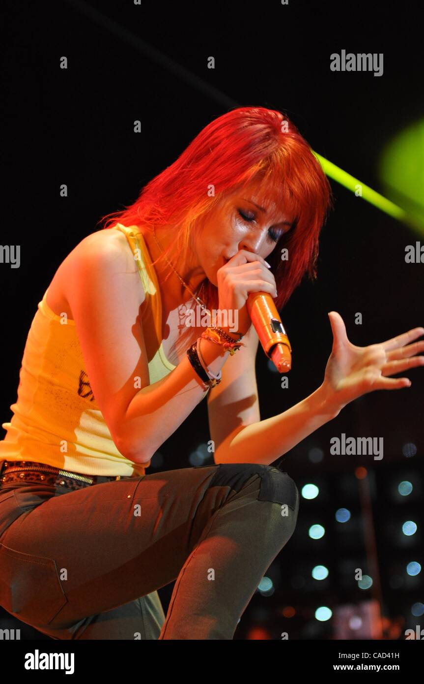 Hayley williams performing hi-res stock photography and images - Alamy