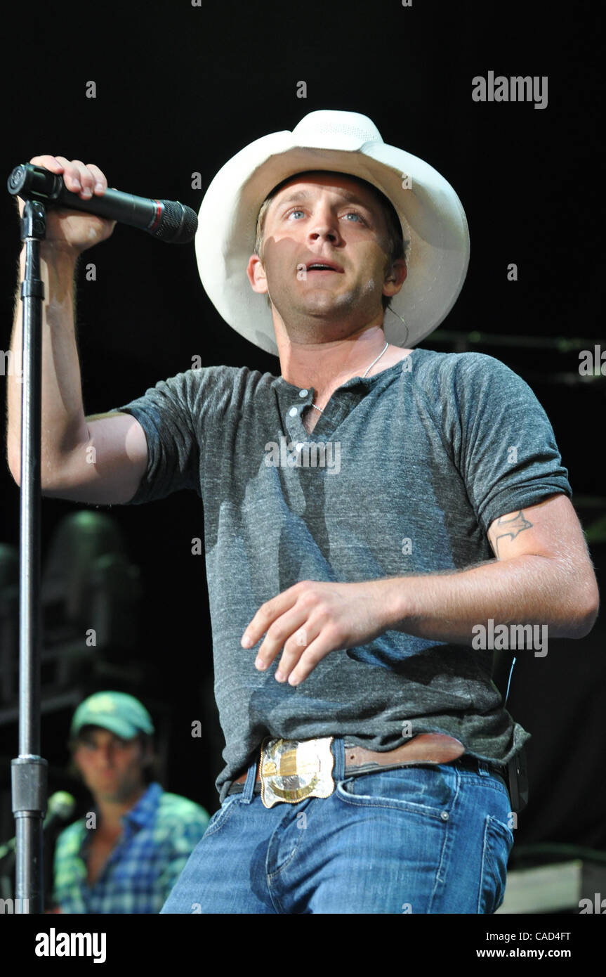Aug 28, 2010 - Raleigh, North Carolina USA Country singer JUSTIN MOORE ...