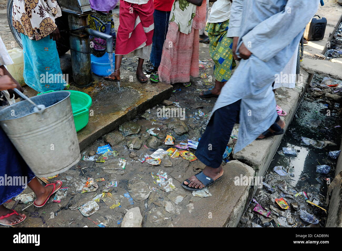 Aug. 5, 2010 - Kano, KANO, NIGERIA - Local people fill buckets of water ...