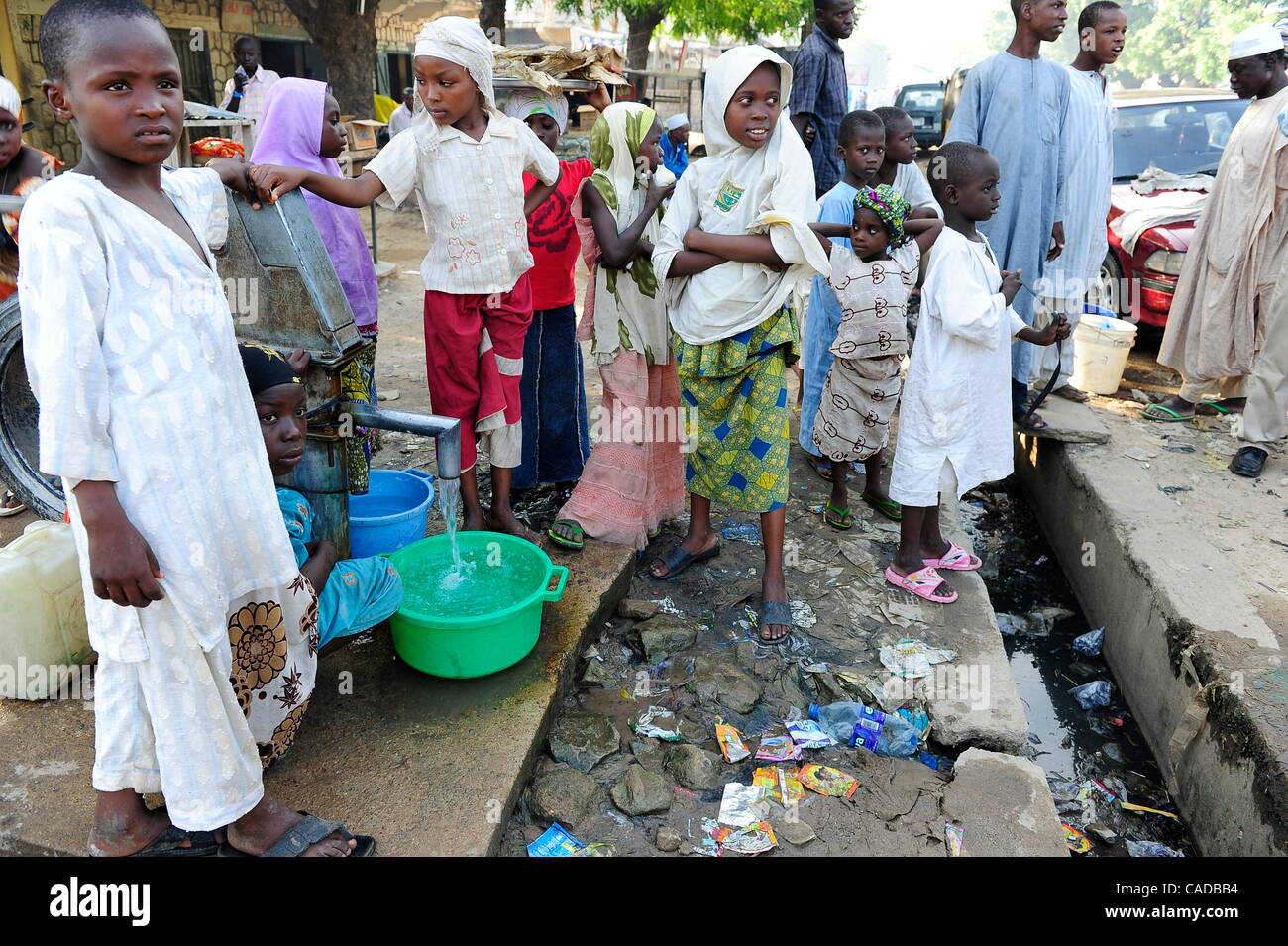 Aug. 5, 2010 - Kano, KANO, NIGERIA - Local people fill buckets of water ...
