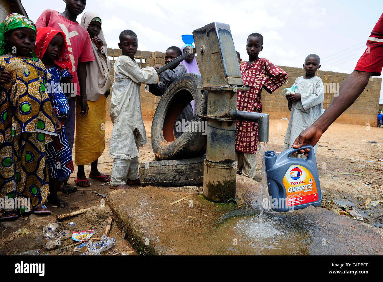 Aug. 5, 2010 - Kano, KANO, NIGERIA - Local people fill containers of ...