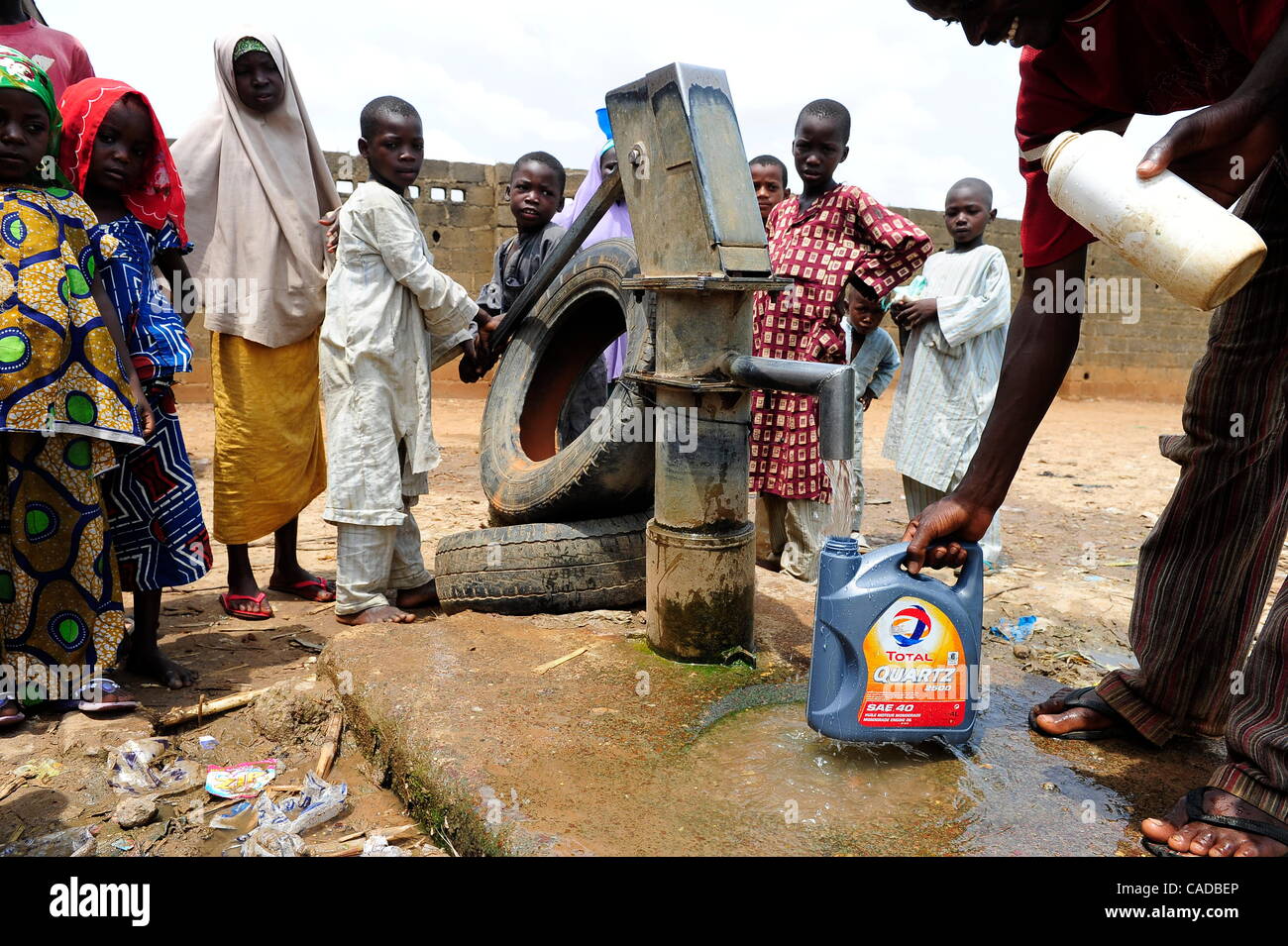 Aug. 5, 2010 - Kano, KANO, NIGERIA - Local people fill containers of ...
