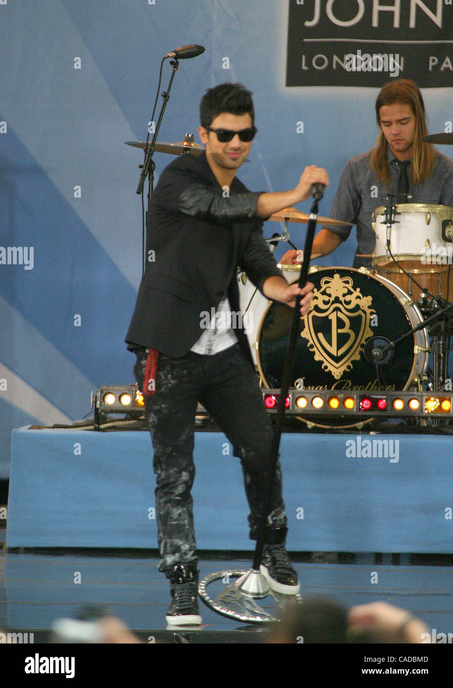 Joe jonas , demi lovato camp rock hi-res stock photography and images ...