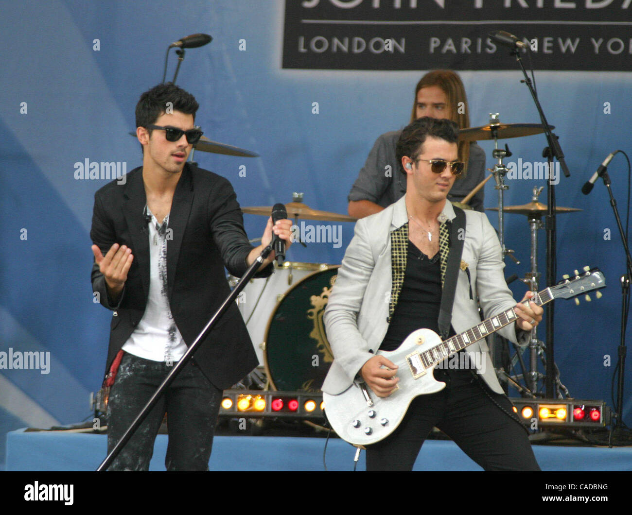 Joe jonas , demi lovato camp rock hi-res stock photography and images ...
