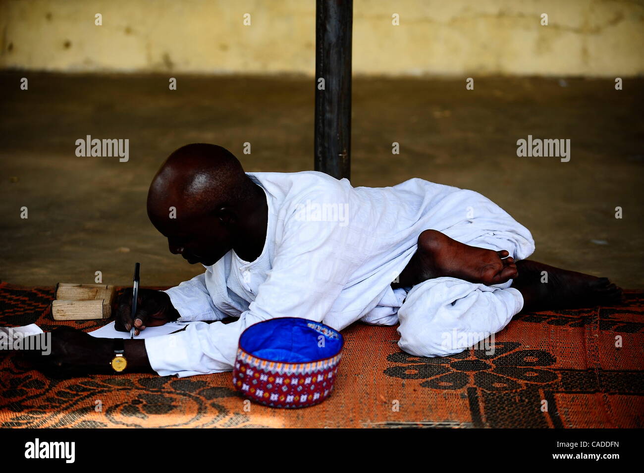 Aug. 5, 2010 - Kano, KANO, NIGERIA - An unidentified man with polio ...