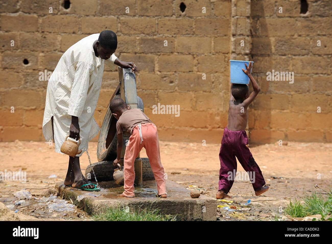 Aug. 5, 2010 - Kano, KANO, NIGERIA - Local people fill containers of ...