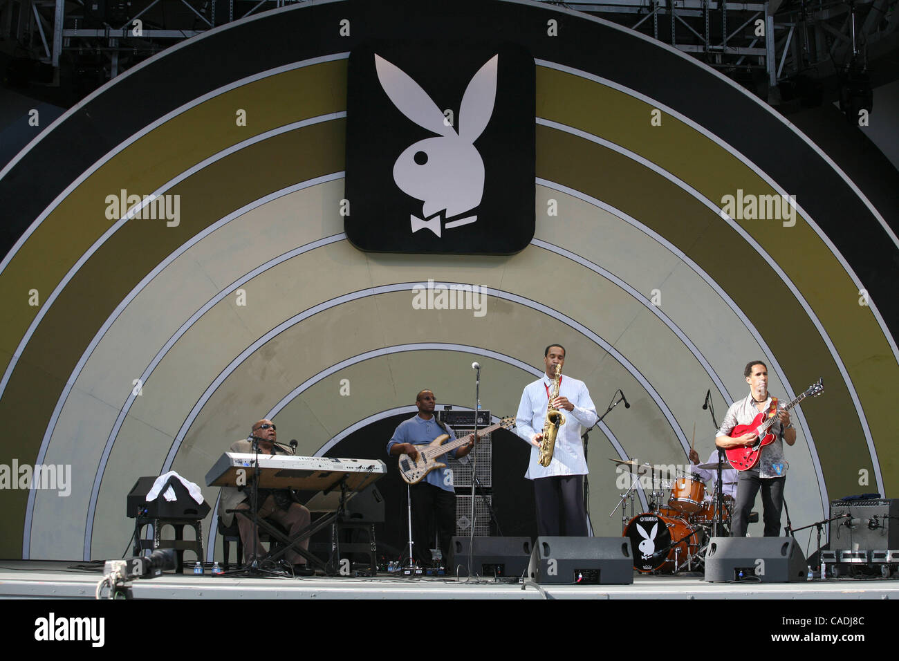 Les McCann (L) performs with Javon Jackson Band live on stage at ...