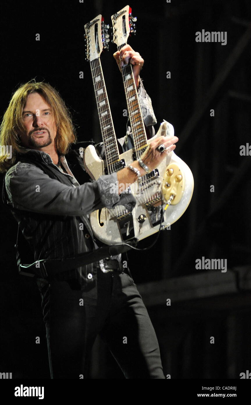 The musician ricky phillips hi-res stock photography and images - Alamy