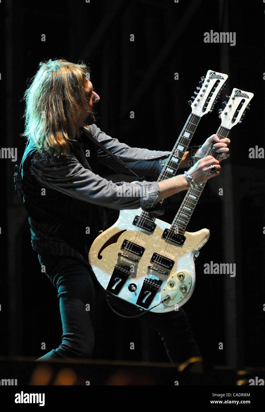 The musician ricky phillips hi-res stock photography and images - Alamy