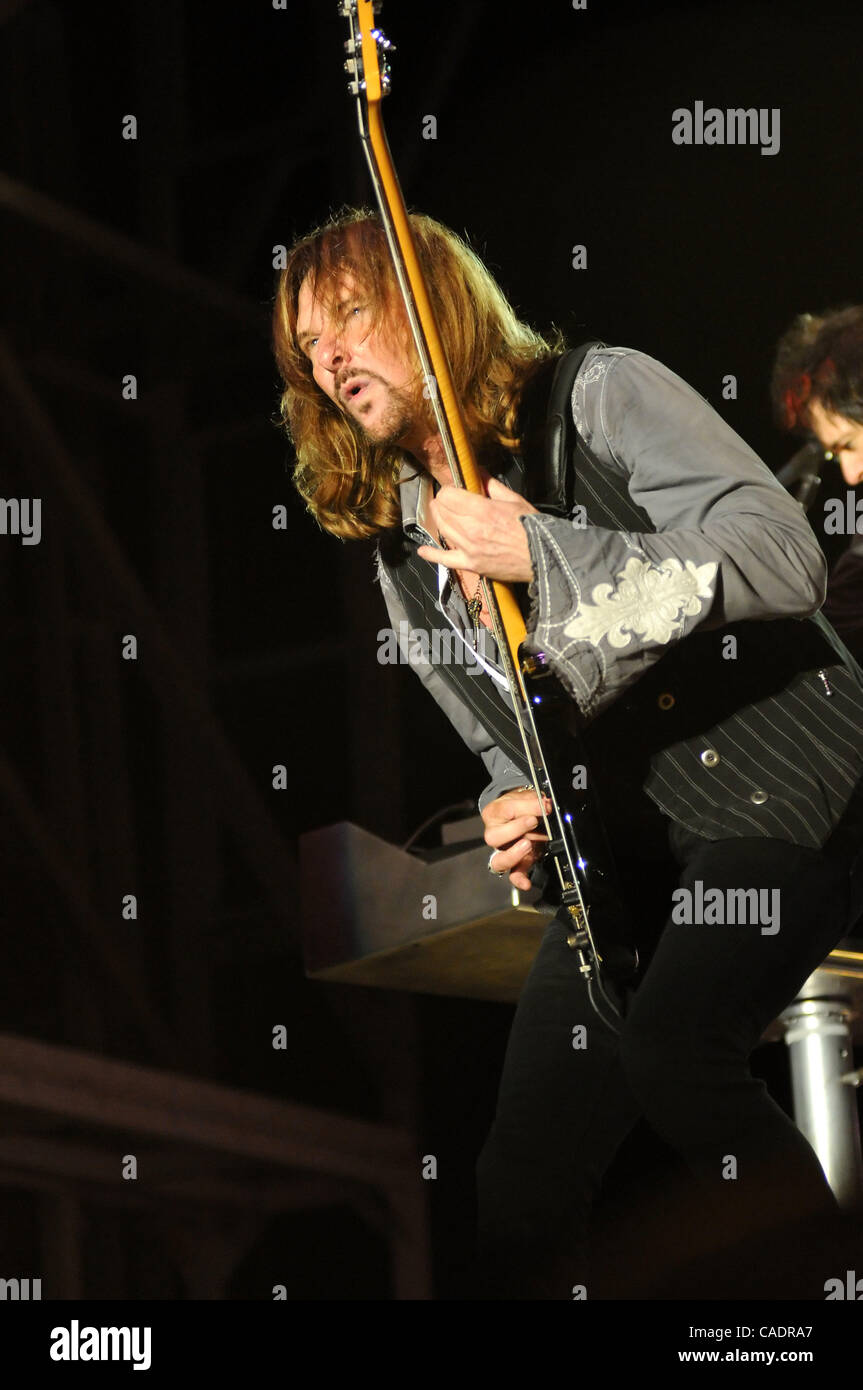 The musician ricky phillips hi-res stock photography and images - Alamy