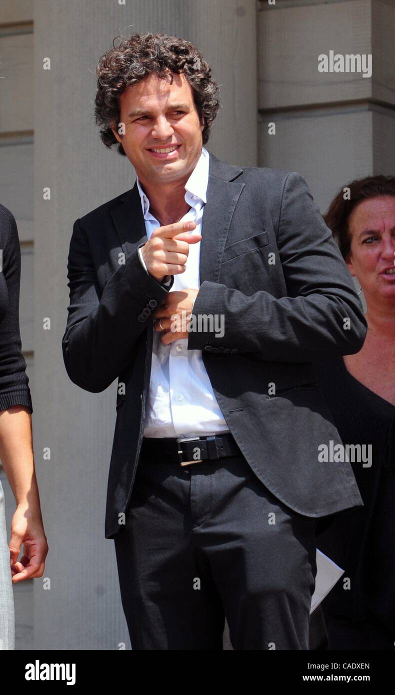 Aug. 10, 2010 - Manhattan, New York, U.S. - Actor MARK RUFFALO gestures ...