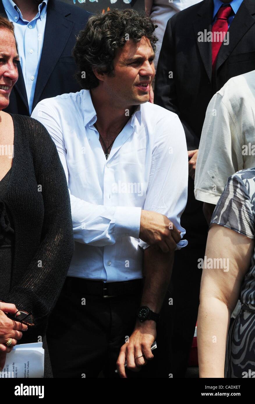 Aug. 10, 2010 - Manhattan, New York, U.S. - Actor MARK RUFFALO rolls up ...