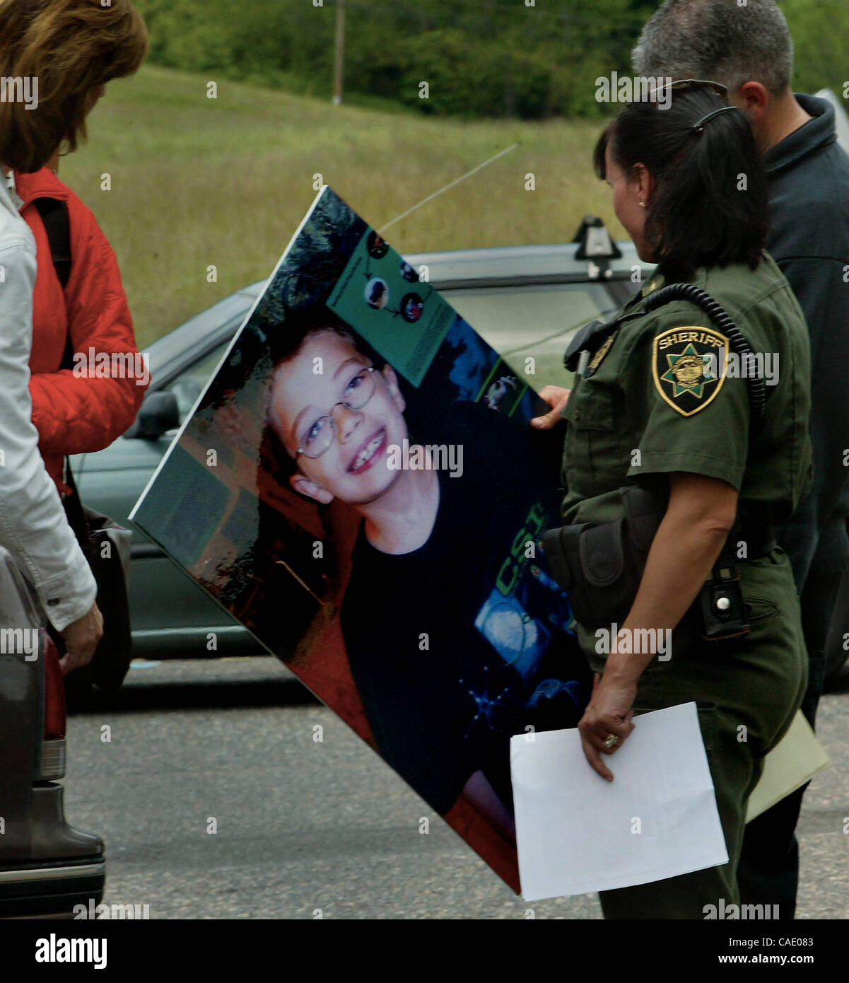 Jun 07, 2010 - Portland, Oregon, U.S. - Sheriff's officers arrive at ...