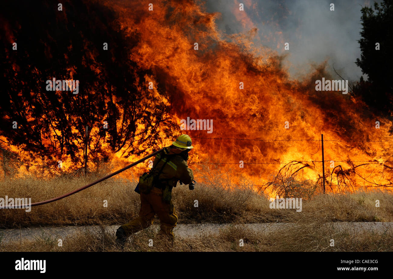 July 30,2010 - Palmdale, California, USA. Firefighters battle for a ...