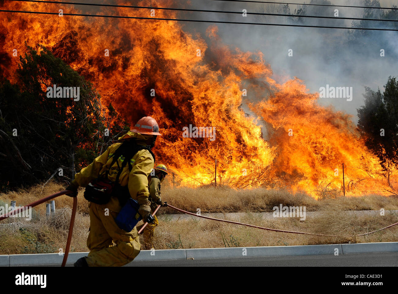 July 30,2010 - Palmdale, California, USA. Firefighters battle for a ...