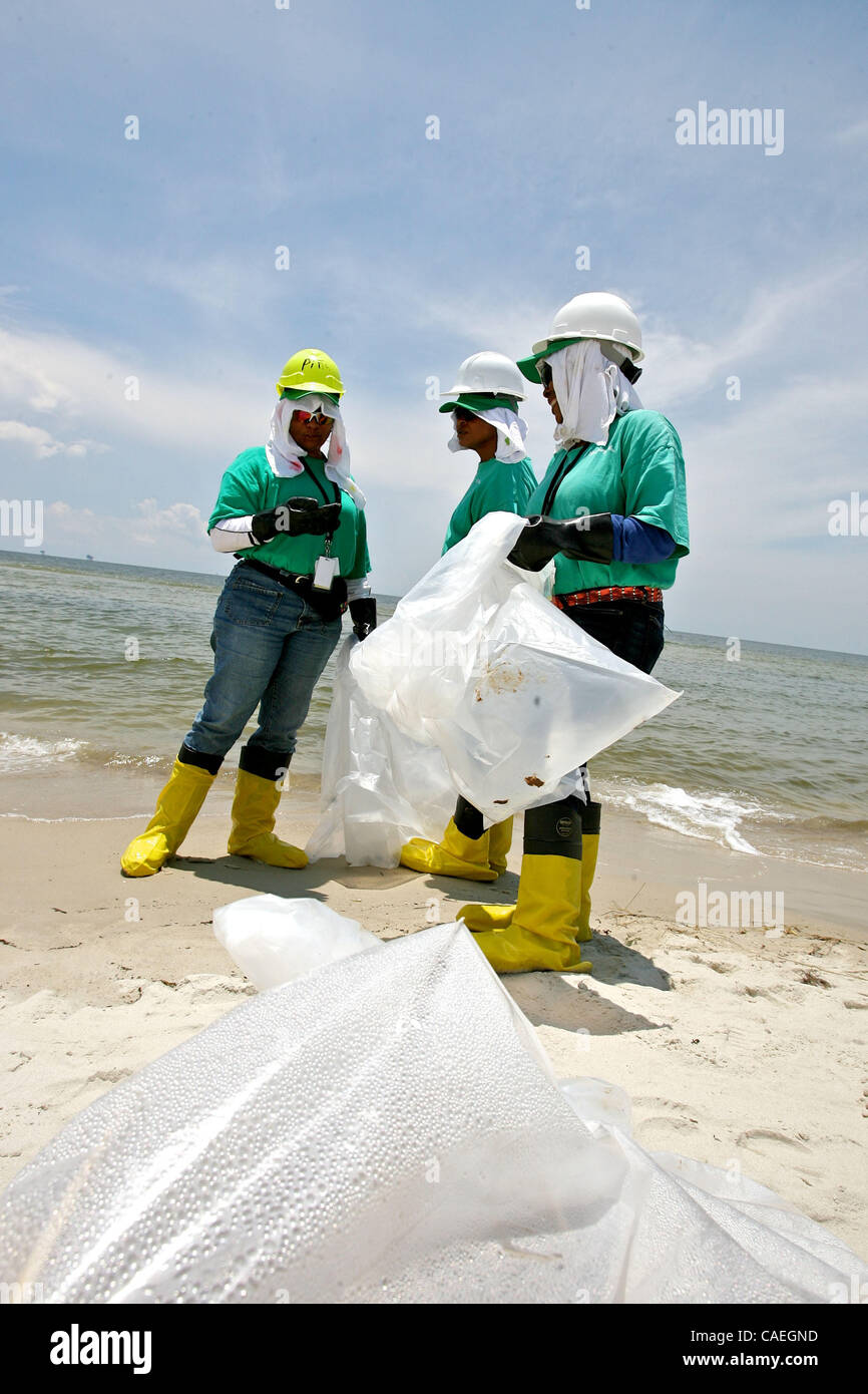 Clean up crew on beach hi-res stock photography and images - Alamy