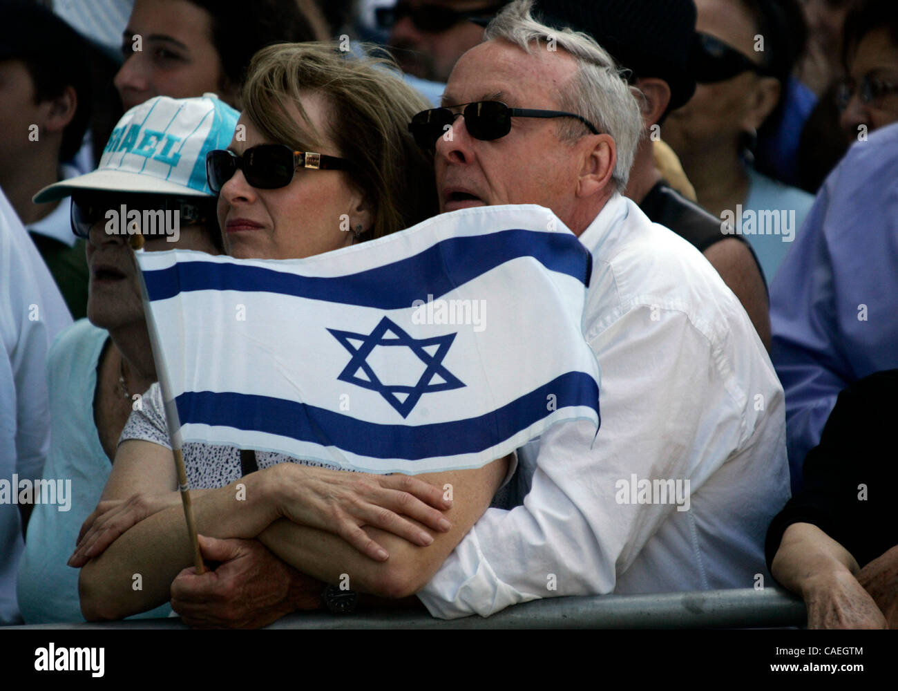 Jun. 06, 2010 - Los Angeles, California, U.S - A couple holds an ...
