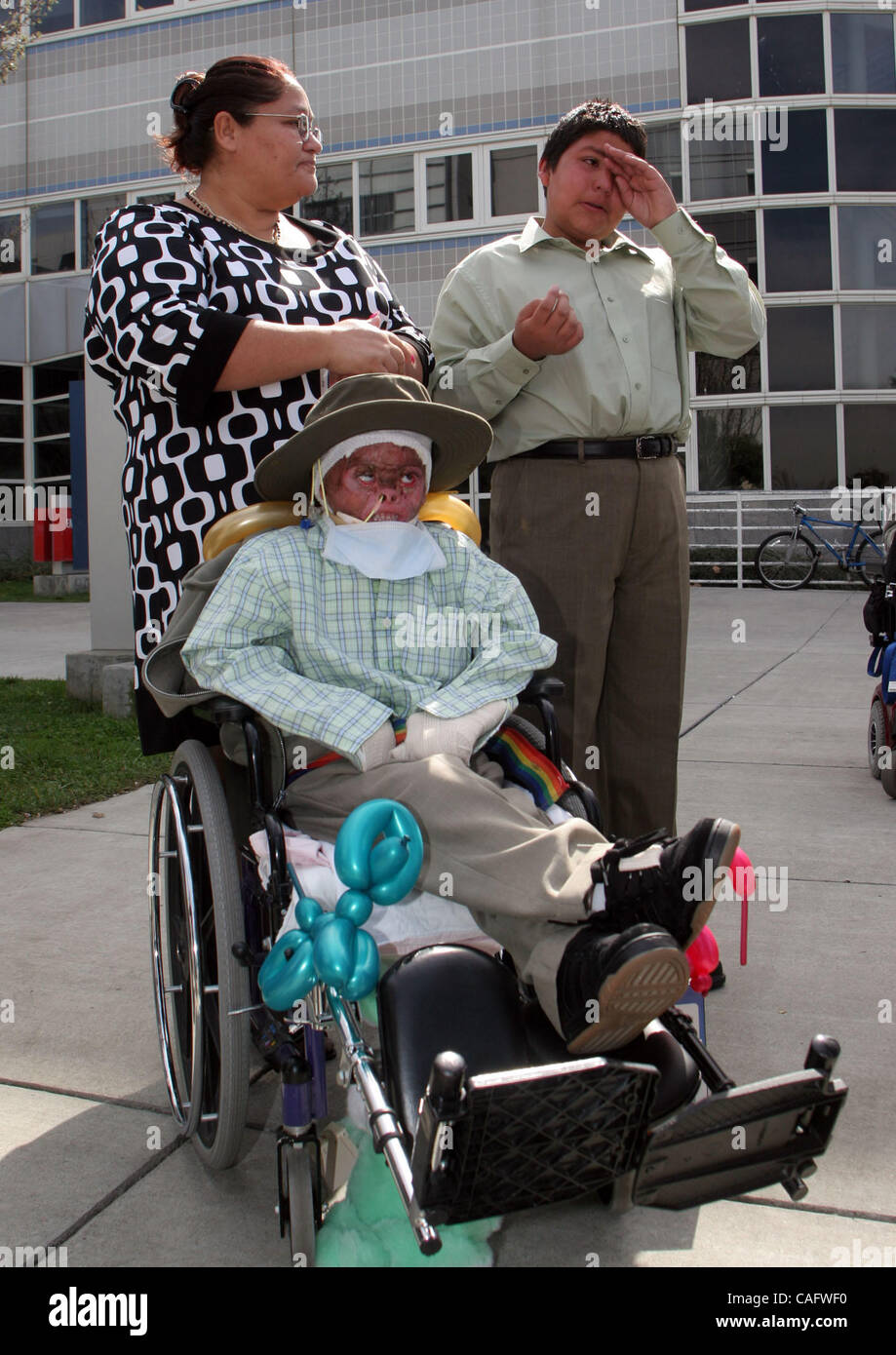 Pedro Samano (right), 11 years-old and older brother of Julian Zaragoza ...
