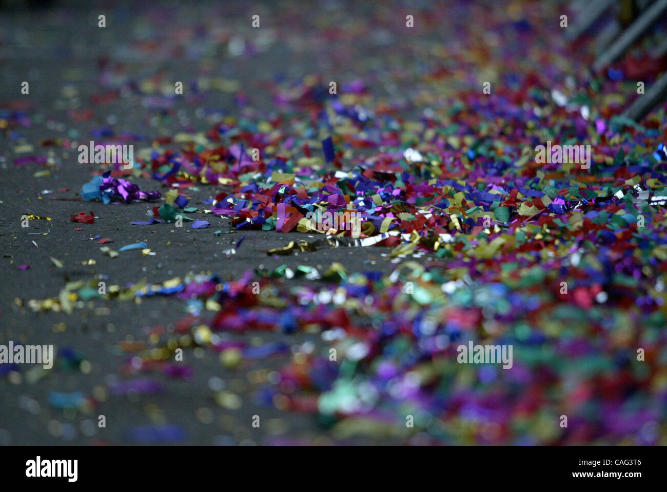 New year new york confetti hi-res stock photography and images - Alamy