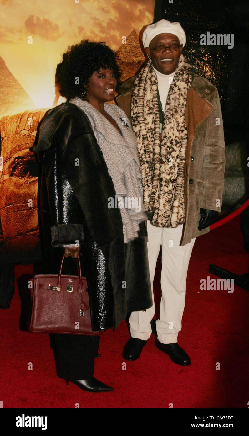 Samuel jackson jumper 2008 hi-res stock photography and images - Alamy