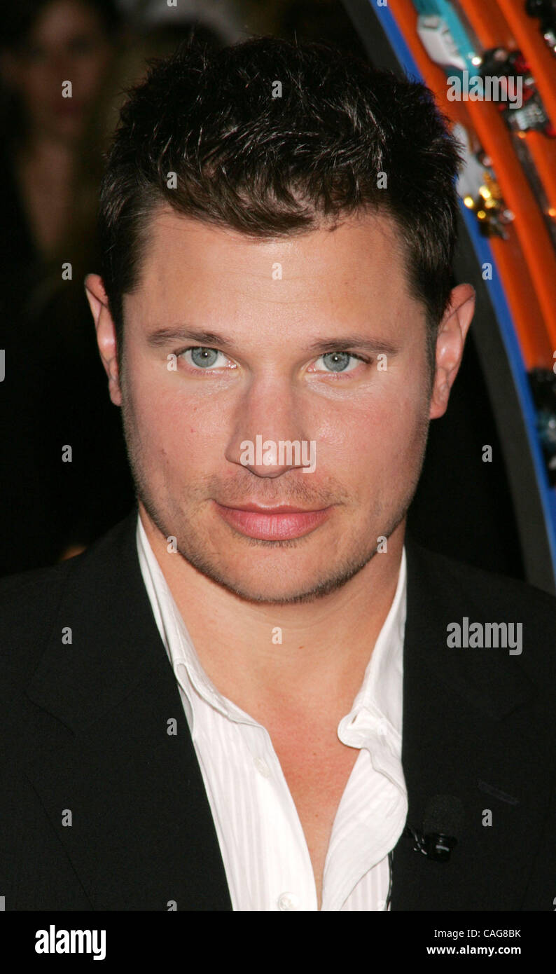 Singer NICK LACHEY unveils the one-of-a-kind 40th anniversary diamond ...
