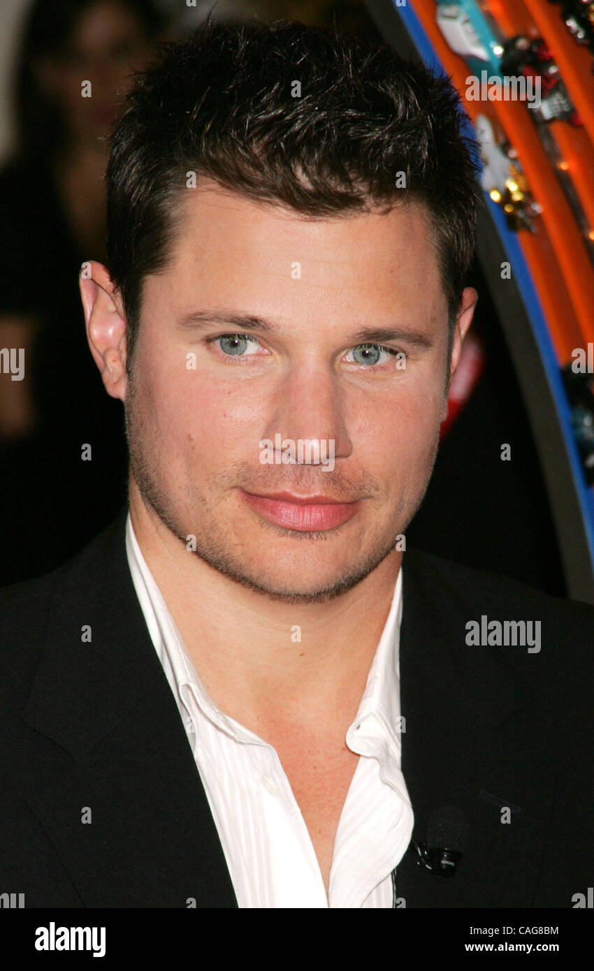 Singer NICK LACHEY unveils the one-of-a-kind 40th anniversary diamond ...