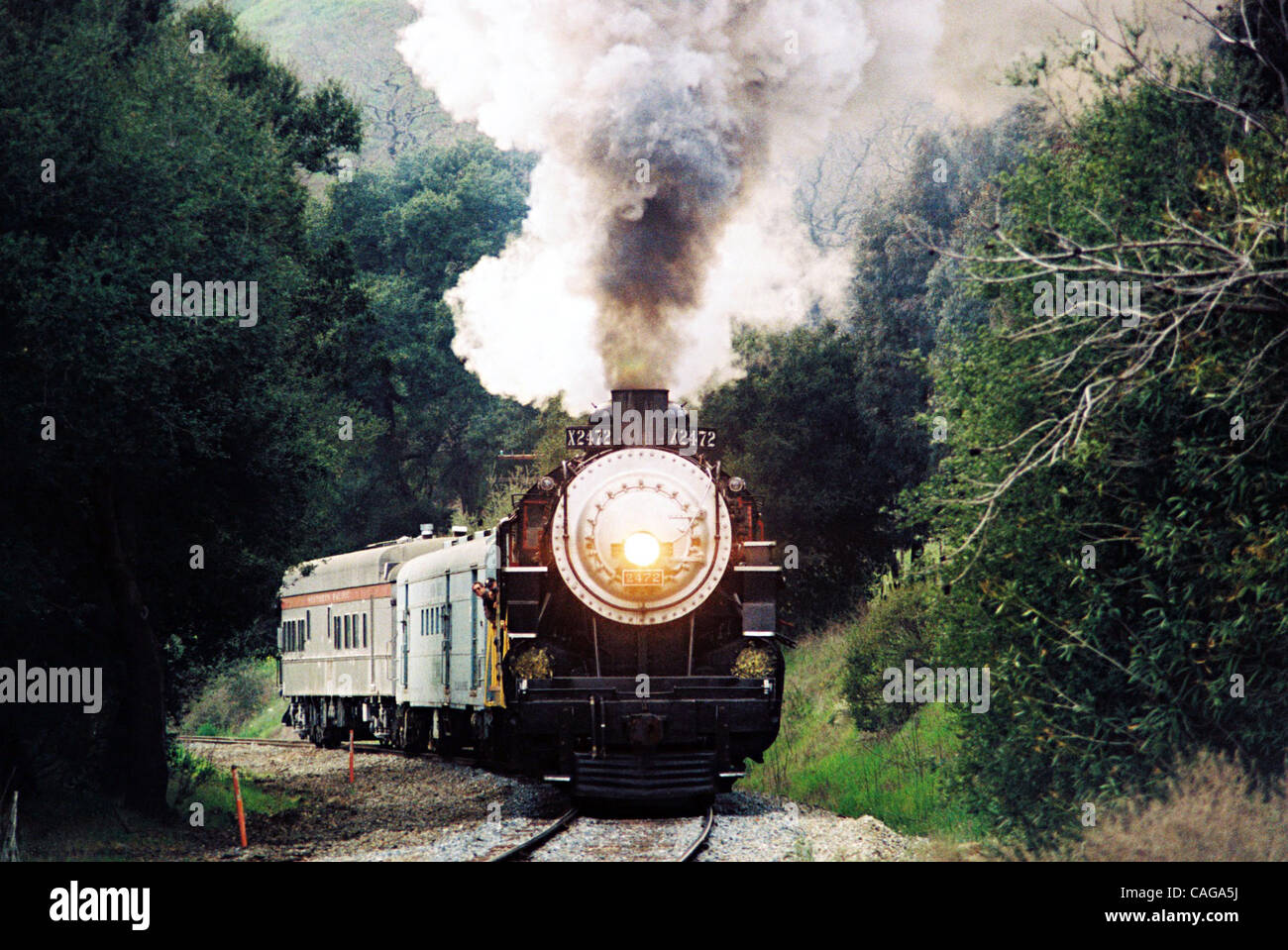 EX-SOUTHERN PACIFIC steam engine 2472 makes light work of its short ...