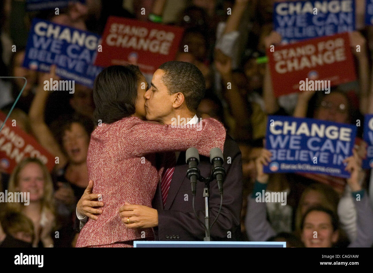 Democratic presidential hopeful Illinois Senator Barack Obama (R ...