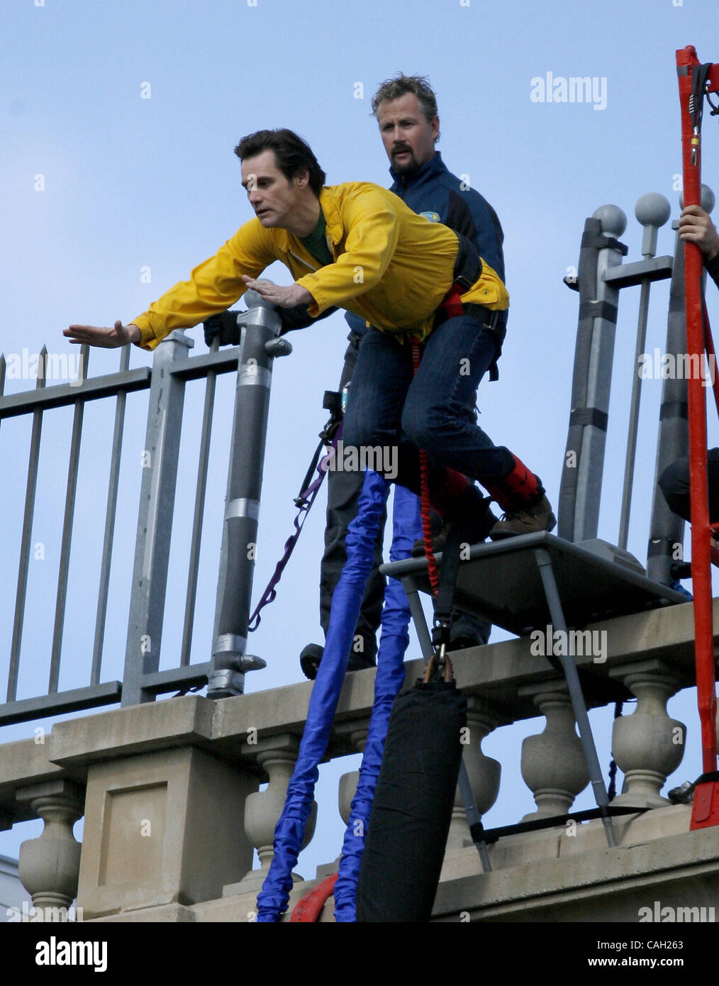 Jan 28, 2008 - Los Angeles, California, USA - JIM CARREY bungee jumps ...