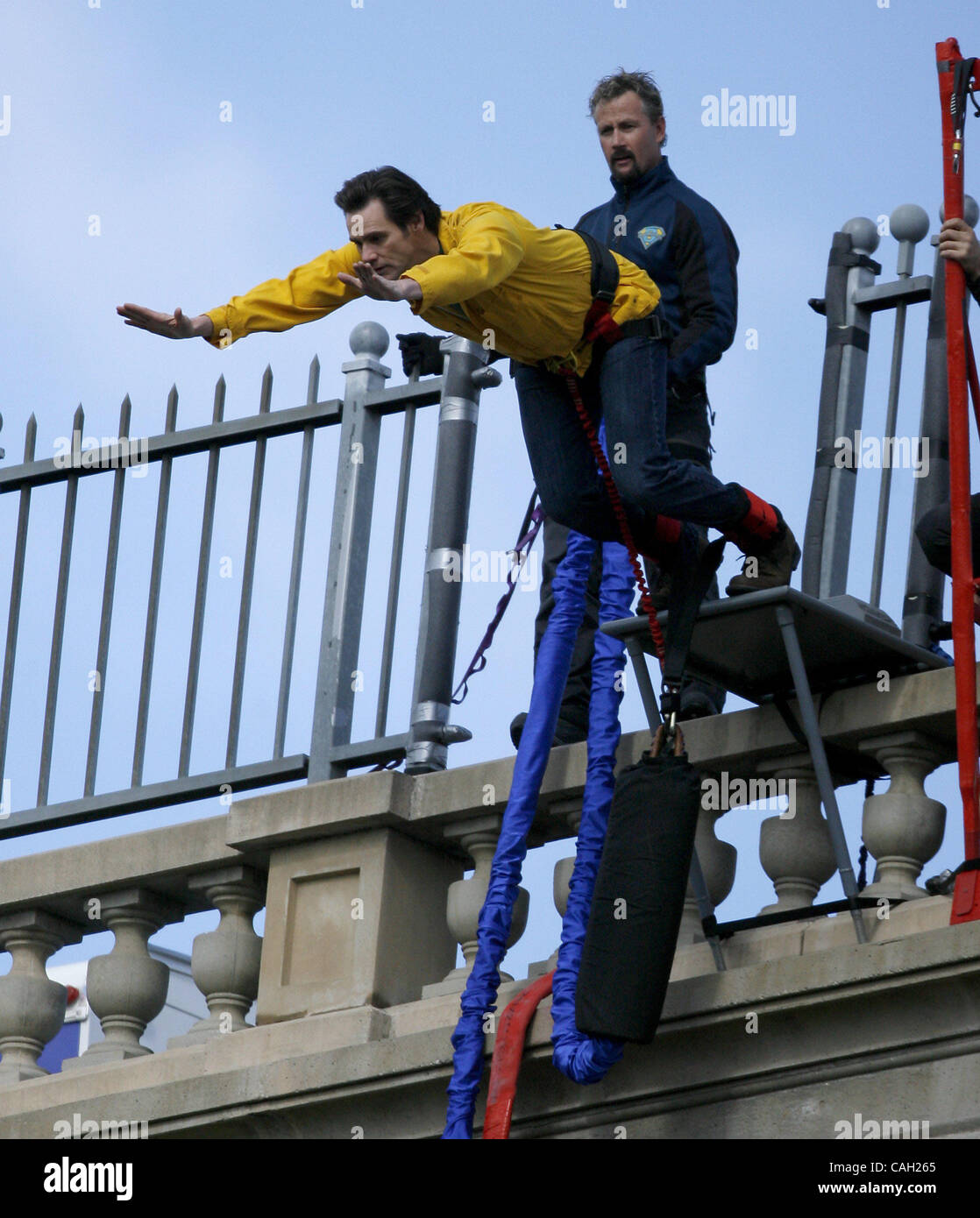 Jan 28, 2008 - Los Angeles, California, USA - JIM CARREY bungee jumps ...
