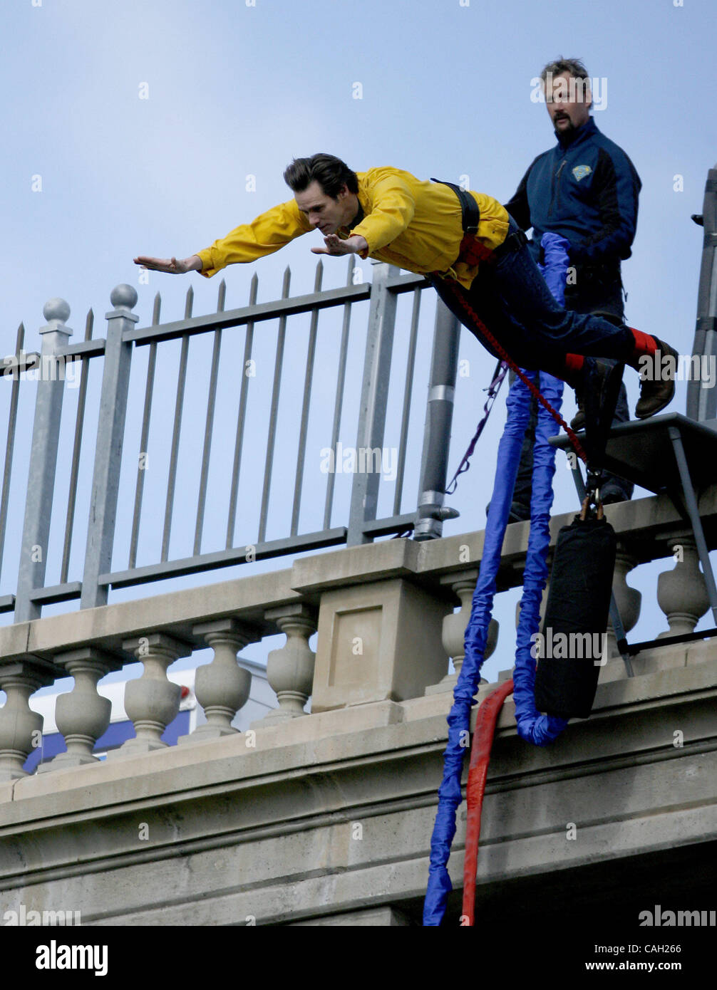 Jan 28, 2008 - Los Angeles, California, USA - JIM CARREY bungee jumps ...