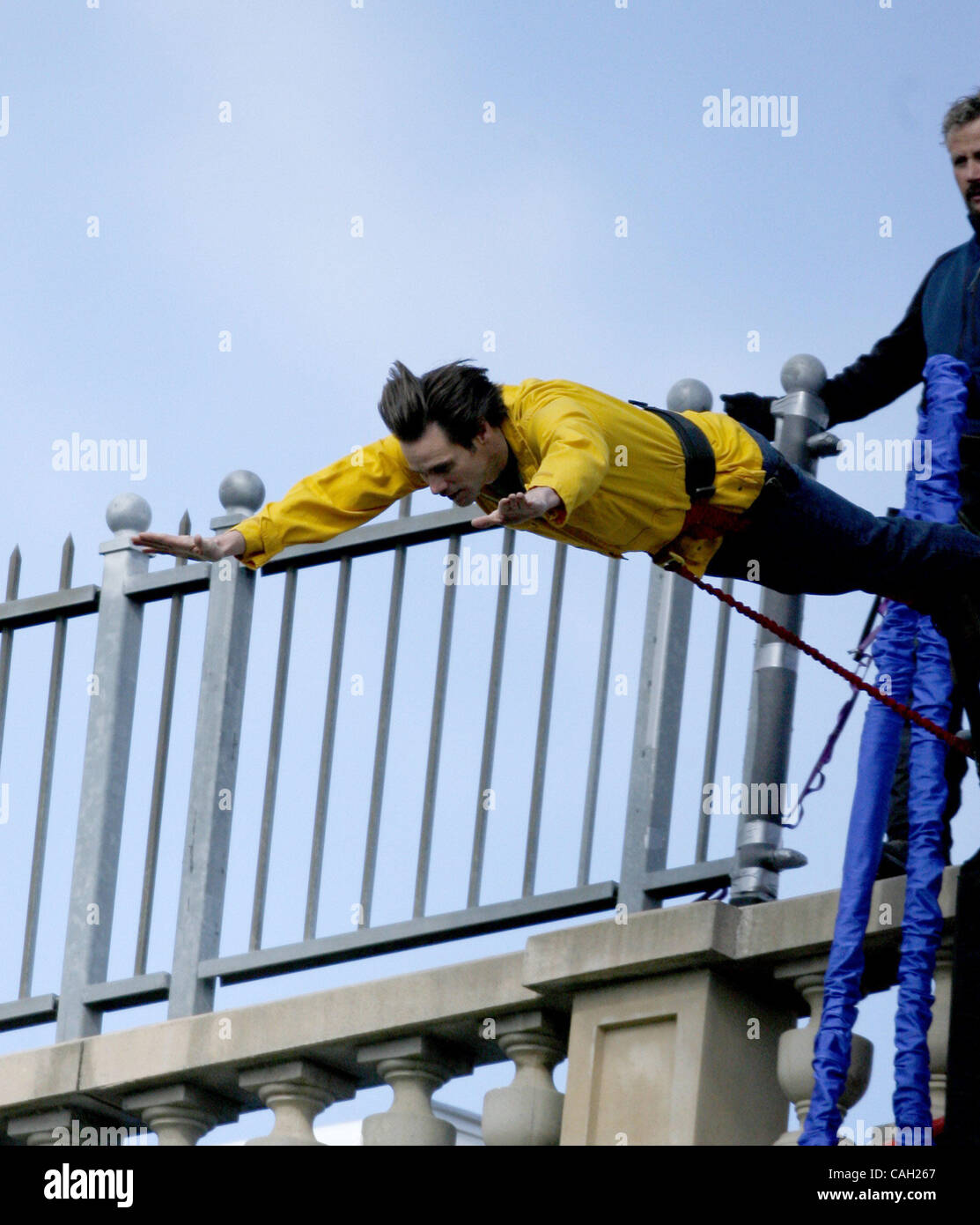 Jan 28, 2008 - Los Angeles, California, USA - JIM CARREY bungee jumps ...