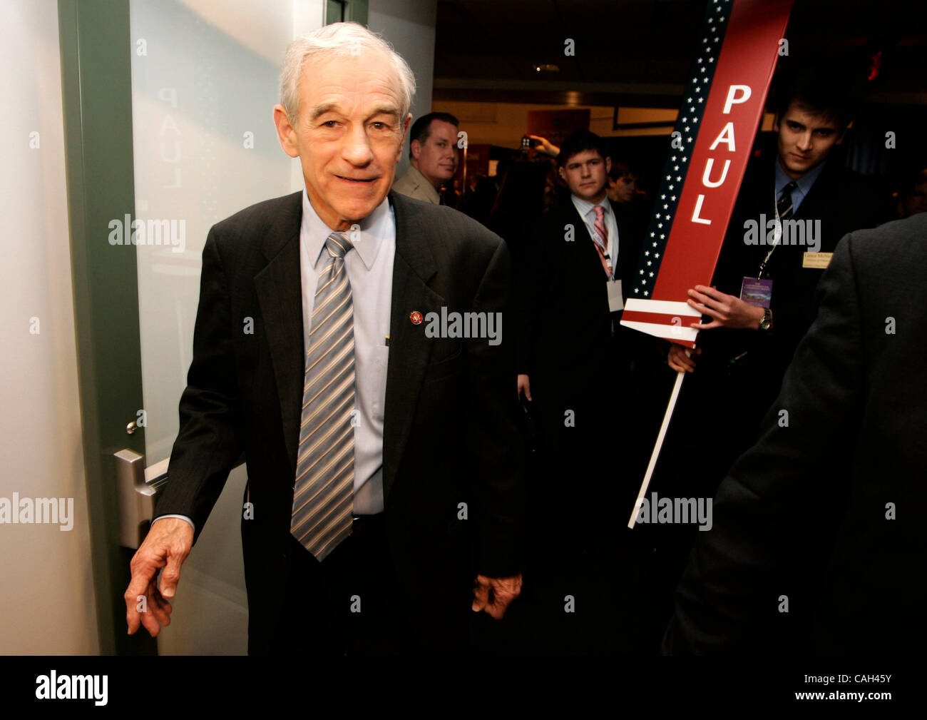 Jan 30, 2008 - Simi Valley, CA, USA - Rep. RON PAUL leaves The Ronald ...