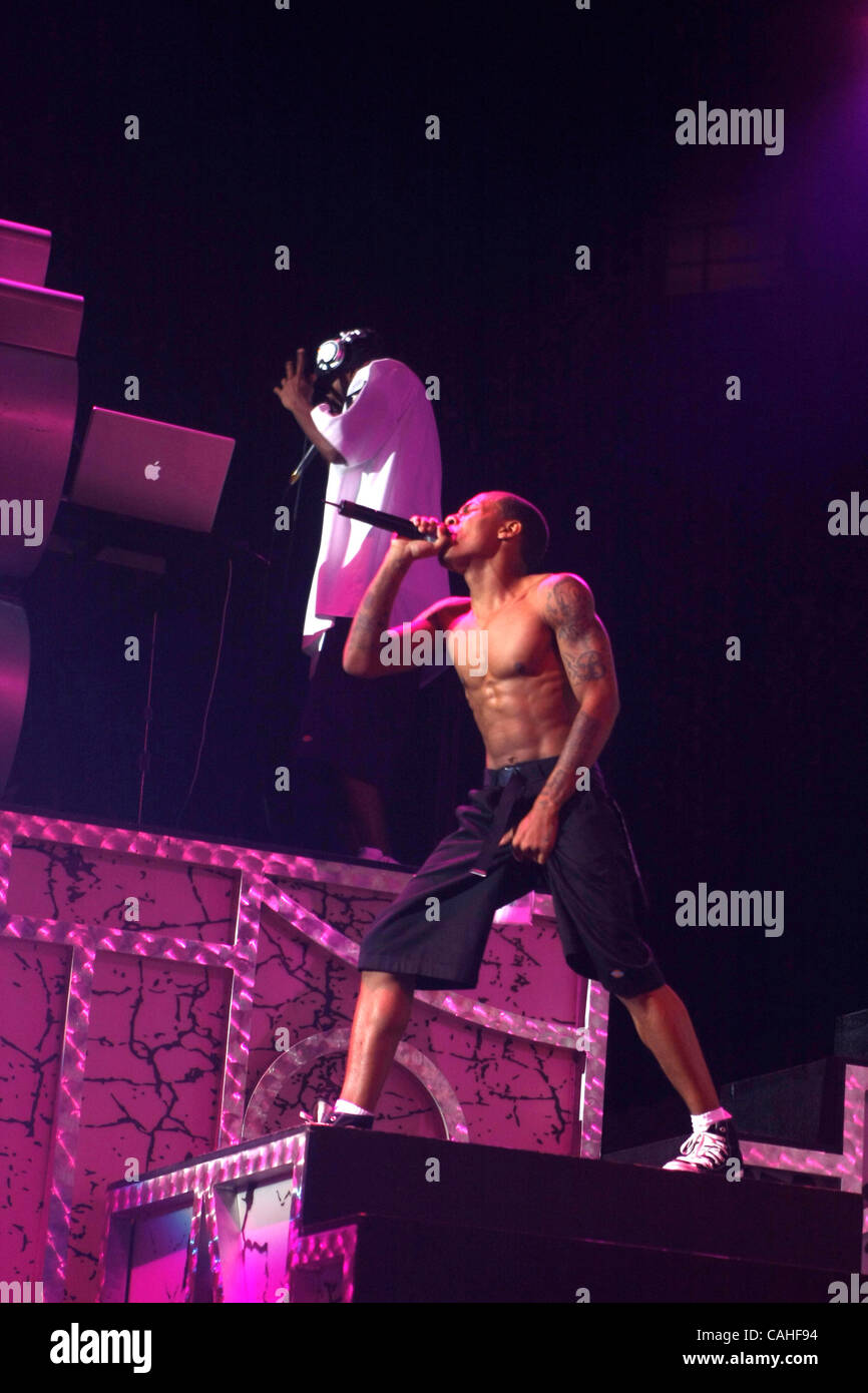 Bow wow performing hi-res stock photography and images - Alamy