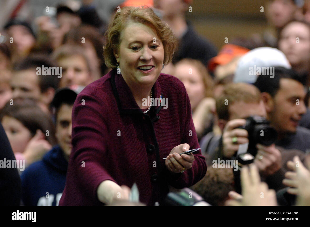 17 January 2008: Arkansas Governor Mike Huckabee's wife Janet lends her ...