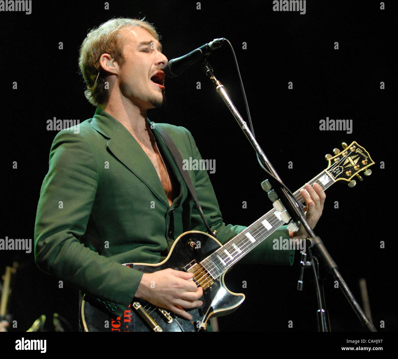 Dec. 4, 2007 - Norfolk, Virginia, USA - Singer / Guitarist DANIEL JOHNS ...